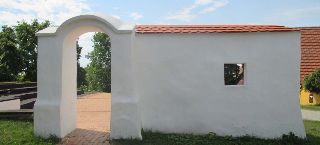 DAS EINZIGE ERHALTENE HABANER-DORF IN VEL’KÉ LEVÁRE (Großschützen ...